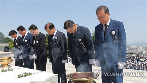 묵념하는 홍준표 대구시장 연합뉴스