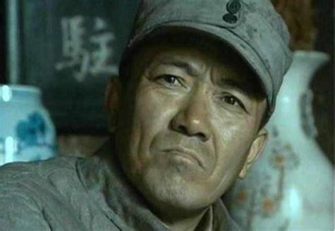 此人是晉綏軍的團參謀長，為何見了李雲龍後要先敬禮問候？ 每日頭條