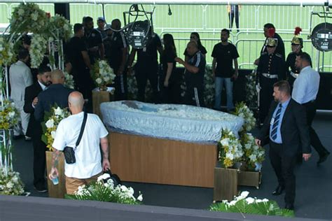 Autoridades comparecem ao velório de Pelé na Vila Belmiro