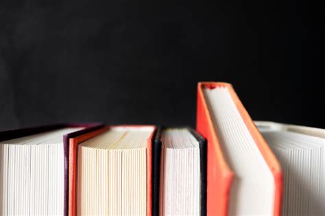 복사 공간이있는 검은 색 배경에 선택적 초점을 맞춘 책 스택 콘셉트 선택 0명에 대한 스톡 사진 및 기타 이미지 0명 가정 생활 개체 그룹 Istock