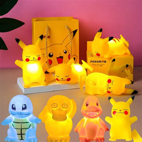 Takara Tomy 피카츄 꼬부기 야간 조명 애니메이션 부드러운 침대 옆 포켓몬 파이리 Led 조명 어린이 방 장식 장난감
