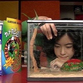 頭先搭輕鐵嗰陣時 聞到陣好清新又香甜嘅味道 諗緊係邊個咁香 之後見到個男人舉高手扶住個扶手柄 見到佢胳肋底 我就知道 是止汗劑嘅味 見到佢