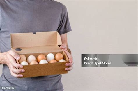 흰색 바탕에 회색 티셔츠 전체 닭의 계란 판지 상자를 들고와 백인 남자 계란 10에 대한 스톡 사진 및 기타 이미지 10 T 셔츠 가득 찬 Istock