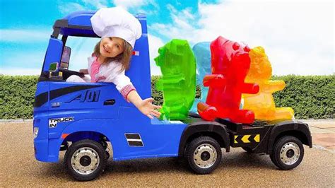 مکس و کتی با داستان با پدر کافه بازی می کنند