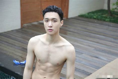 Ai Mà Ngờ Thành Viên Exo Mặt Học Sinh Này Lại Sở Hữu Body Phụ Huynh