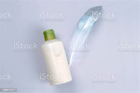 화장품 튜브는 회색 배경에 고립 된 모의 로션 스킨 케어 병 템플릿 뷰티 컨셉 크림 포장 스탠드 모형 0명에 대한 스톡 사진 및 기타 이미지 Istock