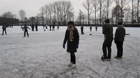 De Juego A Pesadilla Varias Personas Caen A Un Lago Congelado Se
