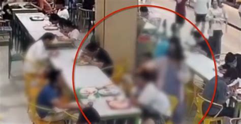 高校男生疑因说猫屎很臭遭女生用饭扣头，女生所在学院回应：正在协助警方处理，也在与学生家长沟通腾讯新闻