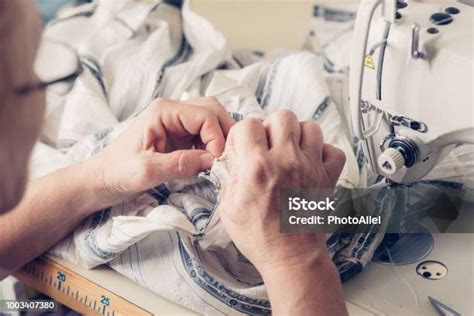 양 장점에서 봉 제 기계 Sews 재 봉사의 직장입니다 양 장점 스케치 라인에 드레스 디테일을 잘라냅니다 공예에 대한 스톡 사진 및 기타 이미지 Istock