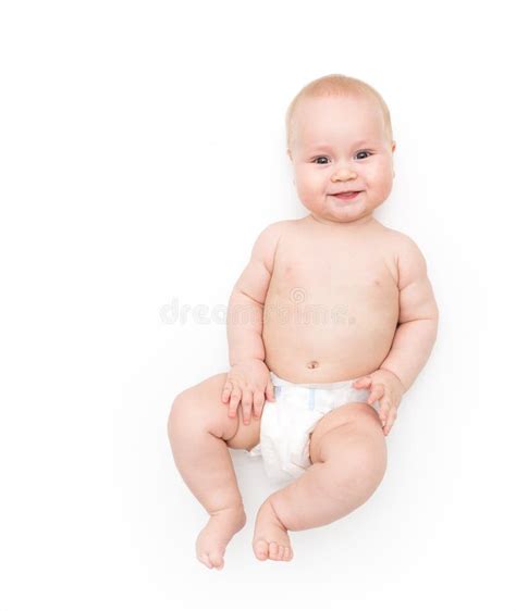 BebÃ Desnudo En PaÃal Con Una Sonrisa De Fondo Blanco Foto de archivo
