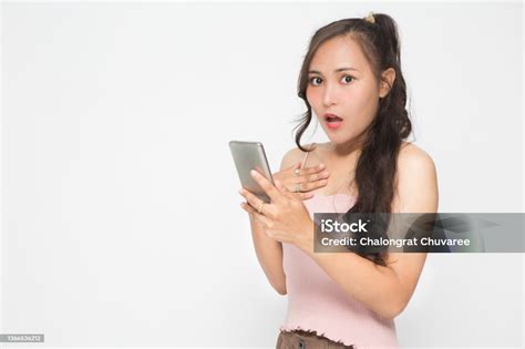 귀여운 아시아 여자 이다 충격 뭔가 에 그녀의 스마트폰 용 소셜 미디어 개념 25 29세에 대한 스톡 사진 및 기타 이미지