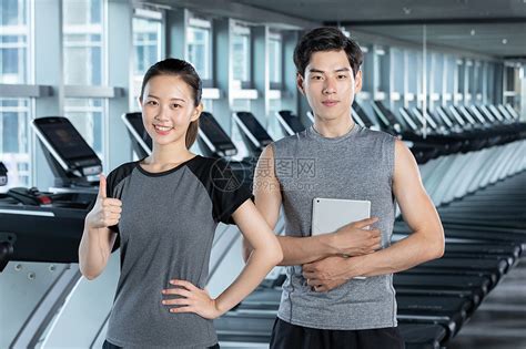 健身教练手拿平板电脑点赞高清图片下载 正版图片501663351 摄图网