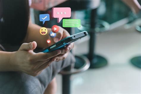 모바일 스마트 폰 소셜 미디어 아이콘과 통신 디지털 인터넷 마케팅 기술 비즈니스 개념을 보유한 여성 Brand Name Online Messaging Platform에 대한