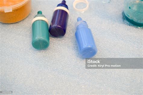 창의력을 위해 테이블에 누워 아크릴 수지로 그림을 그린 파란색과 녹색 페인트 튜브의 아름다운 항아리 공예에 대한 스톡 사진 및 기타 이미지 Istock