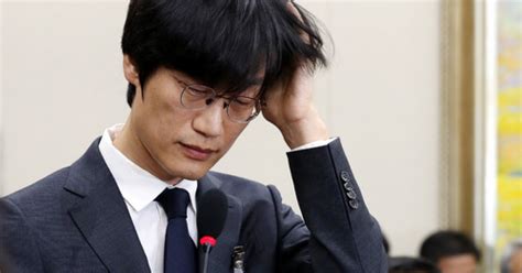 머리 넘기는 이해진 네이버 창업자