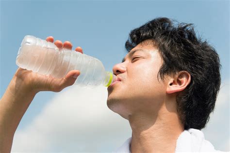 「水は一日2リットル飲むと健康にいい」は間違い。むしろ肥満の原因になることも という記事を医者でも専門家でもない人がソースなしに書くの巻