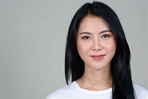 흰색 배경에 흰색 셔츠를 입고 젊은 아름 다운 아시아 여자 한 명의 여자만에 대한 스톡 사진 및 기타 이미지 한 명의 여자만