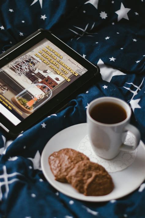 쿠키가 있는 흰색 세라믹 접시 옆에 있는 흰색 세라믹 머그잔 사진 Unsplash의 무료 아이패드 읽기 이미지