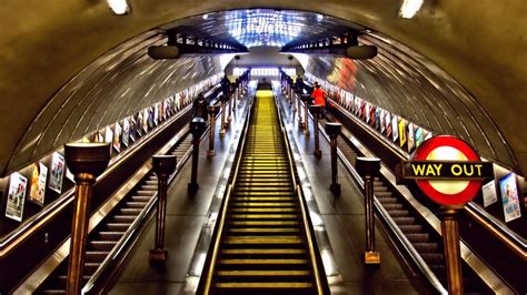 Зачем сотни жителей Лондона спустились в метро без штанов