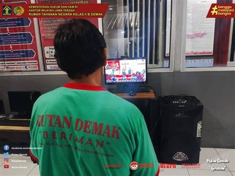 Penuh Hikmad Narapidana Sambut Natal Dengan Ibadah Virtual Kumparan