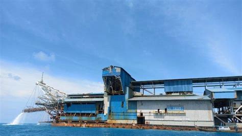 Atap Kapal Keruk Singkep I PT Timah Terbakar Asap Terlihat Di Sekitar