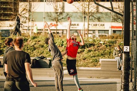 거리에서 스트리트 볼을 연주하는 사람들 농구와 스포츠 사진 도시 생활 개념 게임을 위해 공을 사용하는 사람 거리에 대한 스톡 사진 및 기타 이미지 Istock