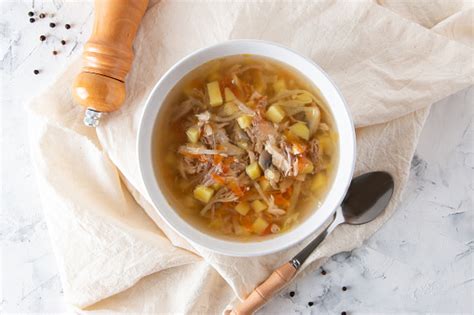 양배추를 곁들인 Shchi 수프는 흰색 배경에 러시아 요리의 전통 요리입니다 위에서보기 건강한 식생활에 대한 스톡 사진 및 기타