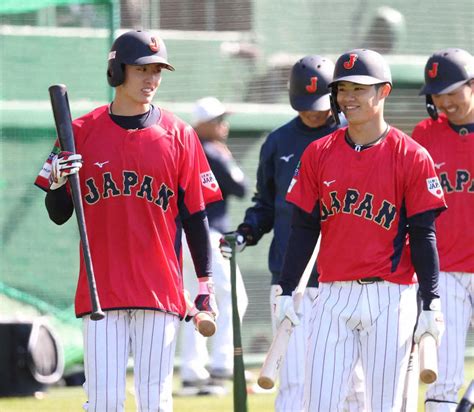 周東（左）と談笑する中野（撮影・平嶋 理子） ― スポニチ Sponichi Annex 野球