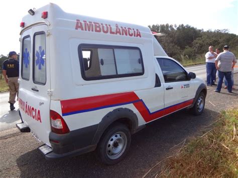 Paciente morre após cair de ambulância e ser atropelado na BR