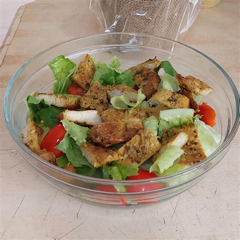 סלט חסה עם רצועות חזה עוף גם טעים וגם בריא אמהות מבשלות ביחד