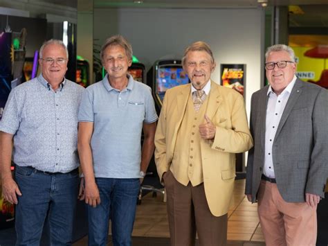 Seit 45 Jahren Dabei Paul Gauselmann Ehrt Besondere Jubilare Merkur Group