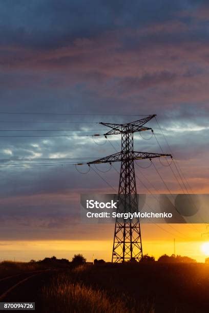 높은 전압 전원 선과 전송 석양 타워 기둥과 오버 헤드 전원 황혼에 실루엣 라인 전기 생성 및 배포 전력 산업 및 자연 개념 건축물에 대한 스톡 사진 및 기타 이미지