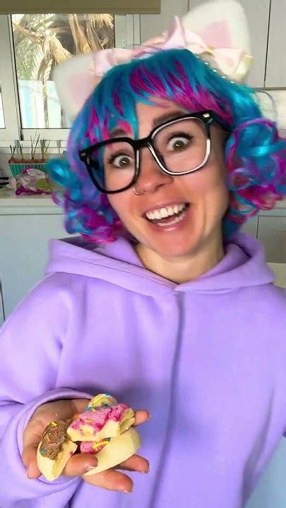 مشاركة الطعام مع أخيك الصغير ممتعة 🍽️ Youtube