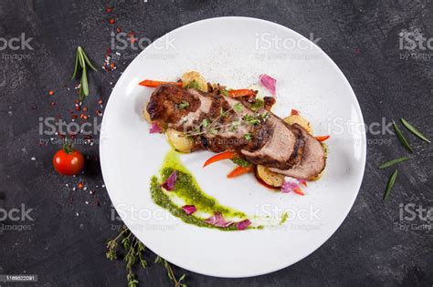맛있는 구운 소고기와 구운 쇠고기 감자 흰 접시에 숲 버섯을 가까이에서 볼 수 있습니다 점심 식사 레스토랑 음식 복사 공간이있는