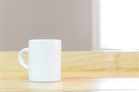 아침 환경에서 나무 바탕에 화이트 커피 낯 짝 몽타주 디자인에 대 한 제품 선반에 빈 음료 컵 0명에 대한 스톡 사진 및 기타