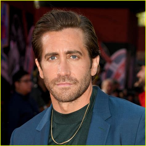 10 Biggest Things We Learned From Jake Gyllenhaals Hot Ones Interview Guy Ritchie Hot Ones