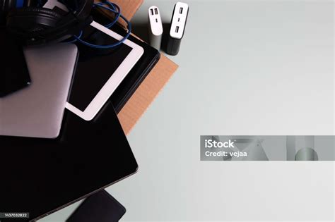 오래된 중고 노트북 컴퓨터 디지털 태블릿 스마트폰 회색 배경에 재활용을 위한 보조 배터리로 가득 찬 골판지 상자 기부 전자 폐기물 재사용 리퍼브 및 재활용 개념을위한 전자