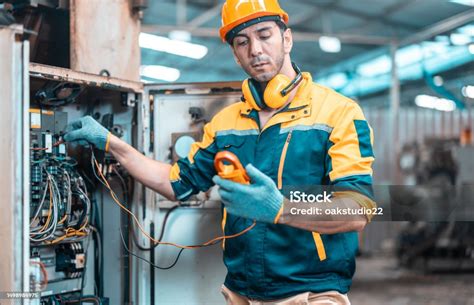 전기 기술자는 배선 극성 접지 전압을 테스트하고 클램프 미터 드라이버 및 커터가 포함된 수공구를 사용하여 전기 유지 관리를 수행합니다 감독의 일상적인 작업 30 34세에