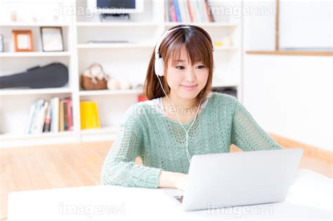 【ノートパソコンを操作する若い女性】の画像素材31216533 写真素材ならイメージナビ