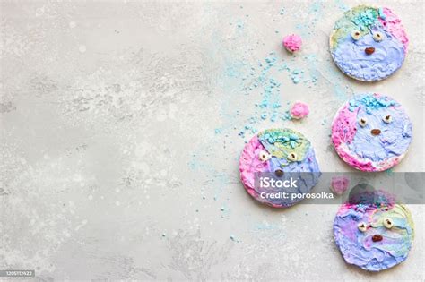 밝은 회색 돌 배경에 확산 다채로운 크림 치즈와 귀여운 토스트 아이의 음식에 대한 아이디어 공간 상단 뷰를 복사합니다 0명에 대한 스톡 사진 및 기타 이미지 Istock