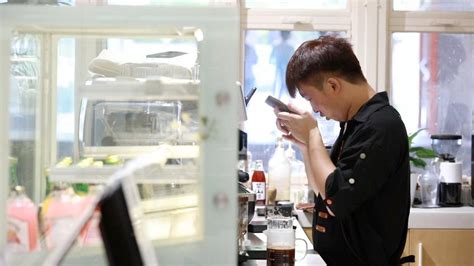 广州这名视障女生成了咖啡店店长 新华网客户端