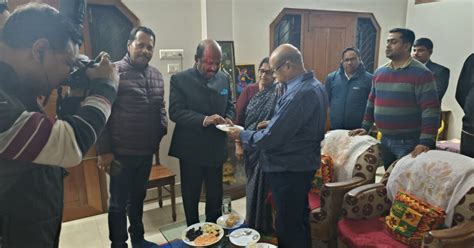 Cv Ananda Bose Jalpaiguri পুরনো সহকর্মীর সঙ্গে দেখা করলেন রাজ্যপাল