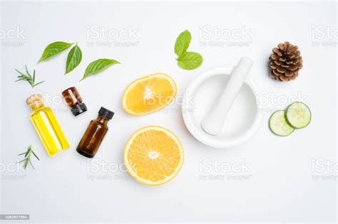 천연 성분 로즈마리 Oli 오이 함께 스크럽 하 고 흰색 바탕에 나뭇잎 건강관리와 의술에 대한 스톡 사진 및 기타 이미지
