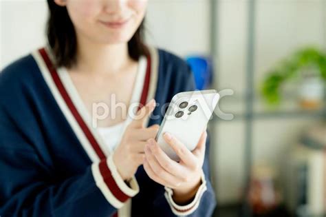 スマホを見る若い女性 No 28889716｜写真素材なら「写真ac」無料（フリー）ダウンロードok