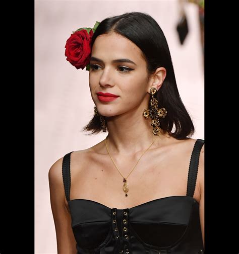 Foto Bruna Marquezine exibiu o corpo sarado em um ensaio fotográfico