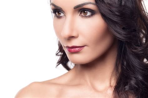 Brünettes Frauenporträt Kostenlose Foto