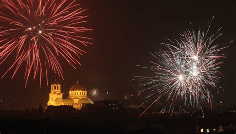 Почиваме по четири дни на Коледа и Нова година