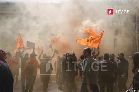თბილისის საქალაქო სასამართლოს ეზოში მცირე დაპირისპირება მოხდა 1tv