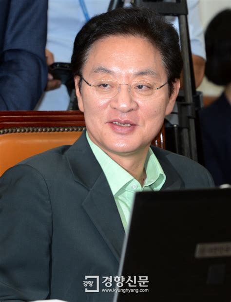 경향포토 미소짓는 정두언 의원