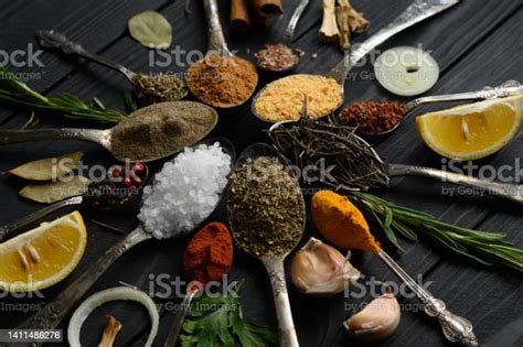 어두운 나무의 소박한 배경에서 요리를위한 다채로운 다양한 허브와 향신료 0명에 대한 스톡 사진 및 기타 이미지 0명 강황